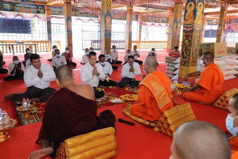 ឯកឧត្តម ឌី វិជ្ជា និងលោកជំទាវ ហ៊ុន ម៉ាណា ប្រគេនទៀនព្រះវស្សា