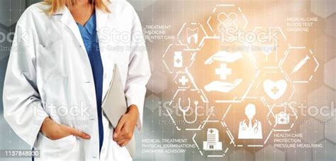 의료 의료 개념의학 의료 사람들 응급 서비스 네트워크 환자 건강의 의사 데이터의 상징을 보여주는 디지털 의료 아이콘 그래픽 배너와 병원에서 의사 연결에 대한 스톡 사진 및
