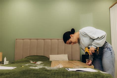 스크루드라이버를 사용하여 나사를 설치하고 가정용 가구를 만드는 동안 새 의자를 조립하는 여성 25 29세에 대한 스톡 사진 및 기타 이미지 Istock