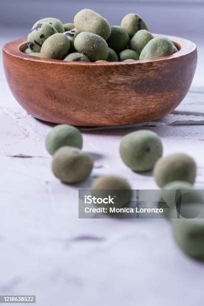 흰색 질감 배경에 나무 그릇에 와사비 땅콩 아시아 간식 수직 그림입니다 0명에 대한 스톡 사진 및 기타 이미지 0명 고추냉이 김 Istock