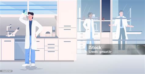 화학 실험 현대 실험실 인테리어 연구 개념 전체 길이 수평 만드는 흰색 코트에 의료 실험실 연구원에서 일하는 과학자 가공의