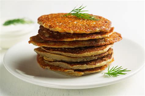 흰색 사워 크림 흰색 접시에 녹색 허브와 구운 감자 팬케이크의 스택 벨라루스 요리 복사 공간이있는 흰색 배경에 닫기 감자 팬케이크 0명에 대한 스톡 사진 및 기타 이미지