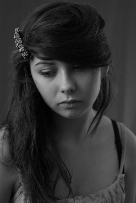 감정 고요한 대조 뒷모습 등이없는 드레스 머리 모델 묵상 보케 부드러운 빛 부드러운 피부 블랙 앤 화이트 섬세한 소프트 포커스 수심에 잠긴 심미적