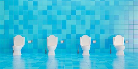 세라믹은 화장실에 화장지가 달린 흰색 변기와 분홍색 세라믹 타일 벽과 바닥 배경의 브러시를 열었습니다 디자인을 위한 빈 공간 사람이 없습니다 3d 렌더링 그림 0명에 대한