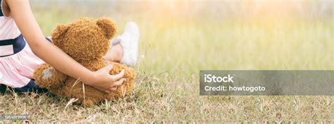 녹색 공원 놀이터에서 배너 해피 차일드 포옹 테디 베어 테디 베어 어린 소녀를위한 가장 친한 친구 행복 한 가족 느낌 사랑 따뜻한 포옹 에 놀이터에 함께 재생 자폐증 행복