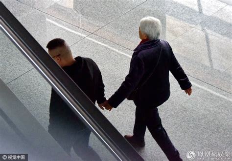 岳云鹏机场购物试西装 牵老母亲闲聊秒变孝子娱乐频道凤凰网