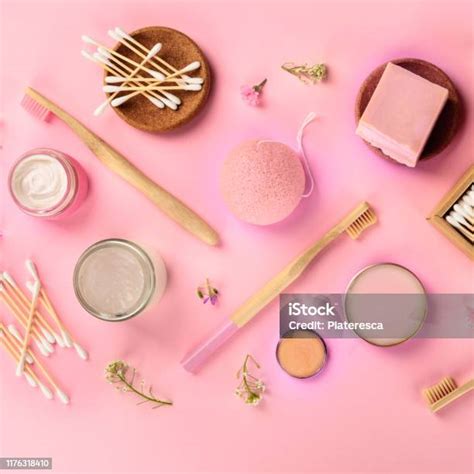 분홍색 배경에 플라스틱이없는 제로 폐기물 화장품 평평한 평형 패턴 곤약에 대한 스톡 사진 및 기타 이미지 곤약 대나무 재료 메이크업 화장품 Istock
