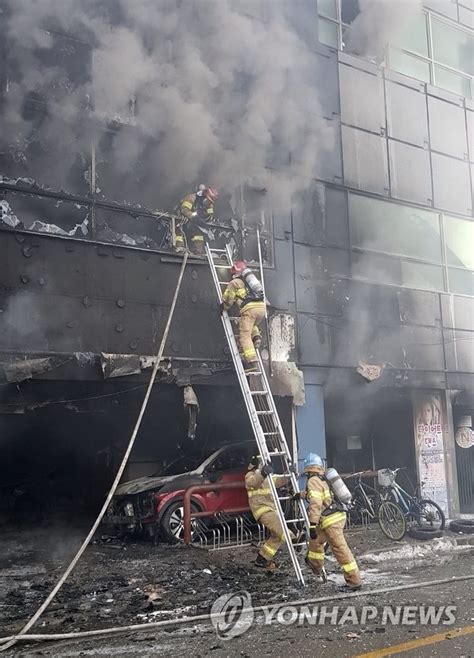 구조 작업 펼치는 소방관 연합뉴스