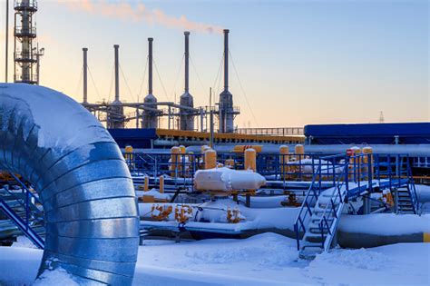 가스 밸브 크레인 및 가스 및 석유 수송 가스 처리 플랜트 가스 부스터 압축기 역 파이프 가솔린에 대한 스톡 사진 및 기타 이미지 Istock