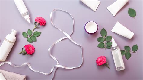 여성의 날 선물 전문 장식 화장품 메이크업 도구 및 화려한 배경에 액세서리 세트 아름다움과 패션 개념입니다 플랫 레이 구성 상위 뷰 3월에 대한 스톡 사진 및 기타 이미지