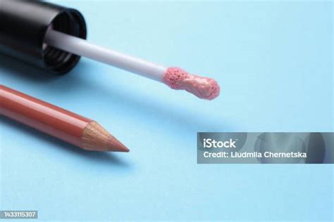 립 펜슬과 연한 파란색 배경에 액체 립스틱의 브러시 텍스트를위한 공간이있는 클로즈업보기 화장품 0명에 대한 스톡 사진 및 기타 이미지 Istock