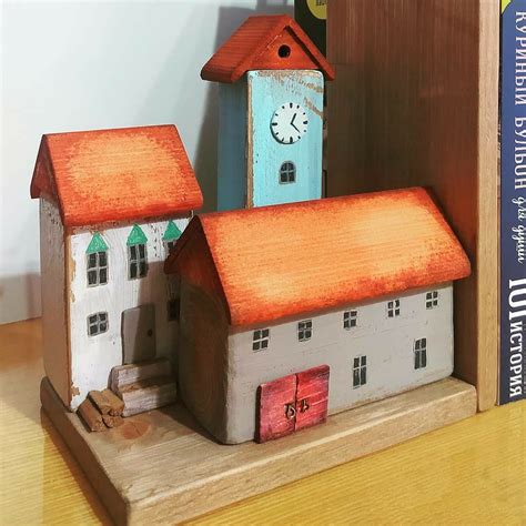 Деревянный домик с часами