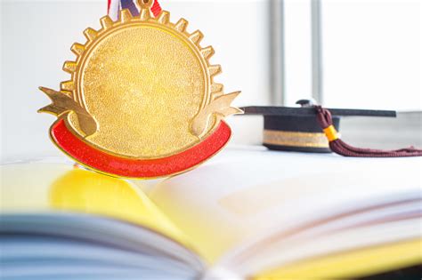 책 대학에 대학원 교육에 황금 메달 및 졸업 모자 대회 및 교육 연구 개념 수 상자 해외 국제의 개념 연구 유명한 기관에 성공 Championship에 대한 스톡 사진 및