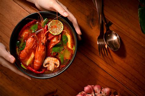 오버 헤드 새우와 함께 태국의 매운 수프를 제공하는 여성 요리사 톰 얌 쿵 그릇 라임에 대한 스톡 사진 및 기타 이미지 라임 레몬 그라스 레스토랑 Istock