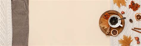 플랫 레이 가을 구성 찻잎 나무 접시 니트 패션 스웨터 또는 격자 무늬 패턴의 바지 노란색 단풍 잎 계피 베이지 색 배경에 주황색 흰색 컵 평면도 복사 공간 0명에 대한