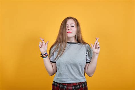 손가락을 지키는 여자는 손에 무지개 팔찌를 가지고 눈을 감고 교차 1에 대한 스톡 사진 및 기타 이미지 1 갈색 머리 고름 Istock