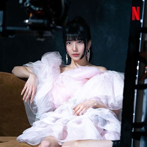 秀智回歸偶像本職！新劇《我的女神室友斗娜》最新劇照公開：華麗舞台裝and練舞面貌夢回經典女團時代 Ksd 韓星網 韓劇