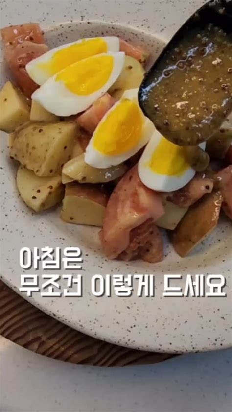 광고 해외에서 난리 난 올리브유 브레드딥소스 만들어봤어요😁 먼저 생식으로 먹어도 좋을 만큼 신선한 브루아오로 올리브유를 듬뿍 뿌려주고 발사믹식초 소금 후추 파슬리