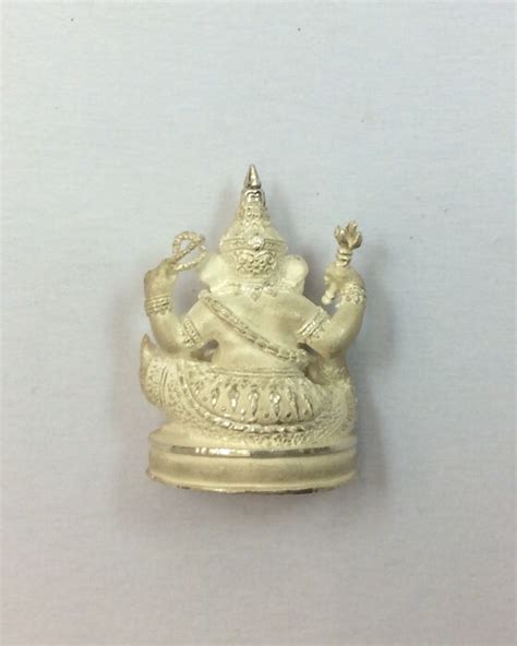 พระพิฆเนศ เทวสถานโบสถ์พราหมณ์ ปี39 เนื้อเงินแท้ ฝังพลอยไพลิน มีโค๊ด No 1404 กล่องเดิม พระเครื่อง