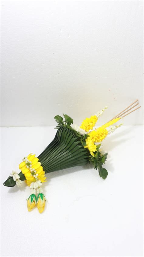 กรวยดอกไม้ธูปเทียน ไหว้ครู แบบพิเศษ ราคาพิเศษ สั่งแยกอะไหล่ได้ กรวยเปล่า 100 บาท มาลัยซีก อุบะ