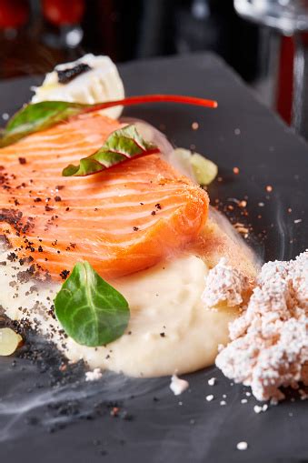 계란과 야채와 클로즈업 연어 스테이크 필레 레스토랑 메뉴 다른 요리의 사진 시리즈 0명에 대한 스톡 사진 및 기타 이미지 0