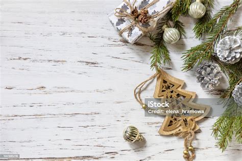 크리스마스 금 장식 전나무 나뭇 가지와 흰색 나무 배경에 선물 상자 위에서 본 모습 공간을 복사합니다 0명에 대한 스톡 사진 및 기타 이미지 Istock