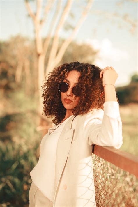 걱정 없는 곱슬머리 기댄 도시 패션 라이프스타일 레저 매력적인 멋진 스타일 모델 보헤미안풍 봄 옷 블레이저