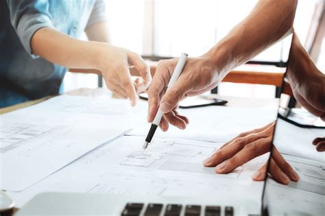 엔지니어는 건축 프로젝트에 대 한 회의입니다 파트너와 함께 작업 2명에 대한 스톡 사진 및 기타 이미지 2명 Draft Sports 건축 Istock