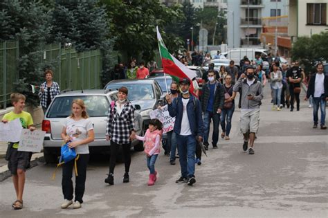 Жители на Манастирски ливади протестираха пред блока на Фандъкова ВИДЕО