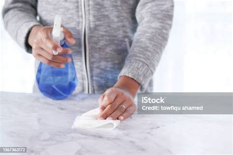 복사 공간이있는 스프레이 병을 들고있는 파란색 고무 장갑의 손 건강한 생활방식에 대한 스톡 사진 및 기타 이미지 건강한 생활방식 남자 남자들만 Istock