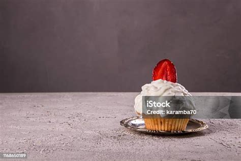 회색 배경위에 딸기로 장식된 휘핑 크림이 있는 컵카케 복사 공간 딸기에 대한 스톡 사진 및 기타 이미지 딸기 빵과자류 크림 유가공 식품 Istock