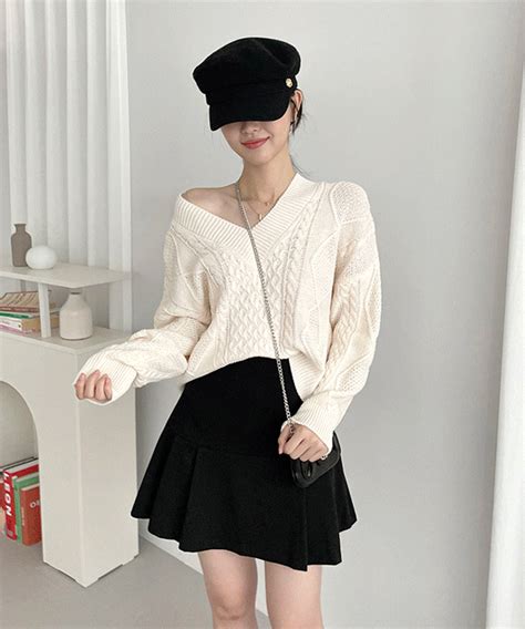 💕여리핏💕 살짝오프 브이넥 꽈배기 케이블 루즈핏 뒷리본 가을 간절기 봄 니트 에이블리