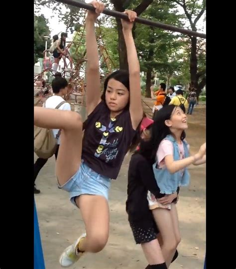 鉄棒するjsとパンチラするjsyoutuber動画の2本です│チラリ部