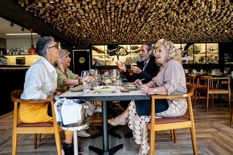 일식 레스토랑에서 이야기를 나누며 식사를 하는 동료들 55 59세에 대한 스톡 사진 및 기타 이미지 55 59세 60 69세 70 79세 Istock