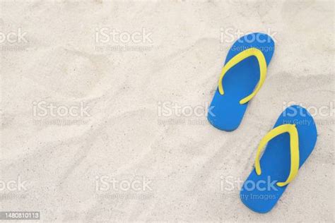 해변의 바다 모래 위에 발자국을 남기고 해변 모래 배경에 샌들 신발을 신고 발을 미끄러운 사람들 여행 휴가 개념입니다 0명에 대한 스톡 사진 및 기타 이미지 Istock