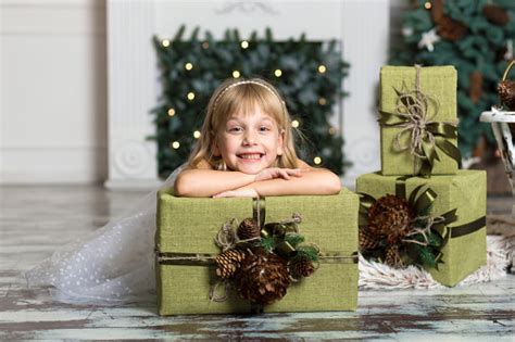 그녀의 머리 위에 선물과 함께 큰 상자를 들고 행복한 소녀 겨울 휴일 크리스마스와 사람들 개념 12월에 대한 스톡 사진 및 기타 이미지 Istock