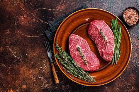 원시 숄더 탑 블레이드 컷 또는 호주 와규 굴 블레이드 쇠고기 스테이크 어두운 배경 맨 위 보기 복사 공간 날에 대한 스톡 사진 및 기타 이미지 Istock