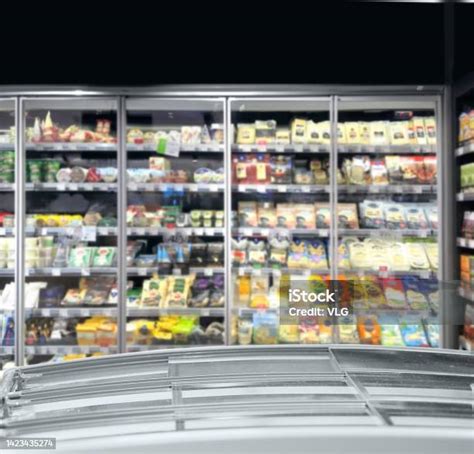슈퍼마켓에서 선반에서 음식을 선택 식료품 섹션에서 야채 식료품 점 광고에 대한 스톡 사진 및 기타 이미지 광고 냉장고 소비자주의 Istock