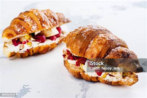 프랑스의 크림 치즈 크로와상 나무 딸기 계 피 아몬드 견과류 가루 설탕에 대한 스톡 사진 및 기타 이미지 가루 설탕 견과 계피 Istock