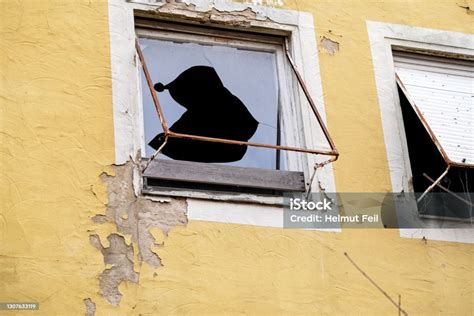 바이에른의 무인 건물에 깨진 부서진 창 유리 3 월에 망원 렌즈와 함께 촬영 0명에 대한 스톡 사진 및 기타 이미지 0명 건물 외관 검은색 Istock