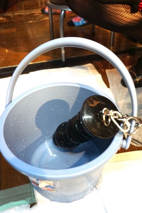 日曜の真っ昼間に新宿駅から徒歩1分の場所で【全日本アナル選手権】が開催！二の腕まで入るフィストファッカーも登場し超満員の会場は大盛り上がり！女王様たちのパフォーマンスに三代目葵マリーの血が騒ぐ