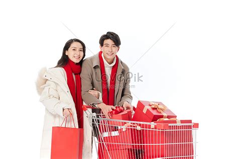 새해를 위해 새해 상품을 구입하기 위해 쇼핑 카트를 밀고 젊은 부부 사진 무료 다운로드 Lovepik