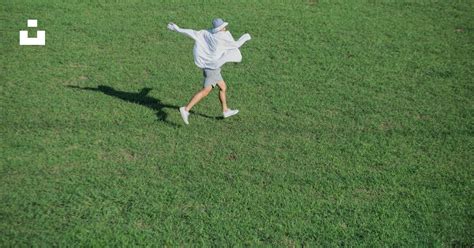 낮 동안 푸른 잔디밭에서 달리는 흰 셔츠와 반바지를 입은 남자 사진 Unsplash의 무료 사람의 이미지