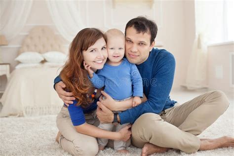 Retrato Casero De La Familia Joven Feliz Imagen De Archivo Imagen De Hembra Vivero 70292419