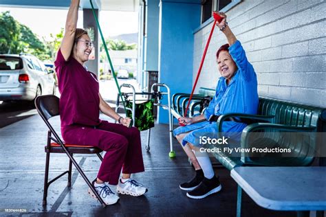 작업 치료사 및 약속 중 저항 밴드를 사용하는 노인 환자 요양 시설에 대한 스톡 사진 및 기타 이미지 요양 시설 작업 요법 2명 Istock