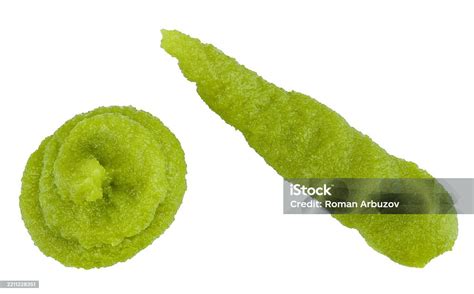 매운 와사비 소스의 선과 더미는 흰색 배경에 고립되어 있습니다 완전히 초점이 맞춰집니다 전체 피사계 심도 상의 모습 건강한 생활방식에 대한 스톡 사진 및 기타 이미지