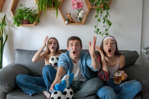 Tres J Venes Amigos Enojados Y Frustrados Viendo F Tbol Foto Premium