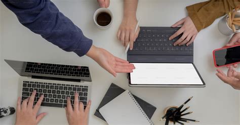 디지털 장치 및 사무용품이 있는 최소한의 작업 공간에서 프로젝트에 대한 브레인스토밍을 하는 스타트업 비즈니스 팀의 상위 뷰 사진 Unsplash의 태국 이미지