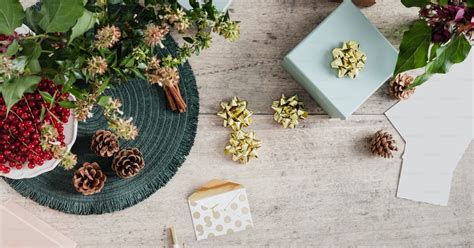 다양한 종류의 꽃을 얹은 테이블 사진 Unsplash의 선물 이미지