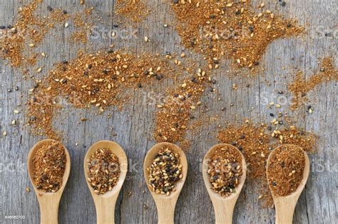 나무 스푼 디자인 매운 음식 개념에 대 한 오래 된 나무 테이블에 전통적인 일본 스타일에 있는 향미료 0명에 대한 스톡 사진 및 기타 이미지 Istock